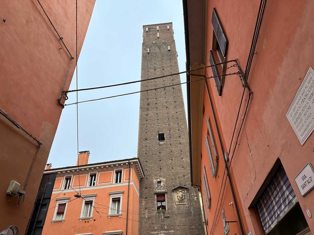 Torre Prendiparte, la più bella vista di Bologna dall'alto - Viaggiapiccoli