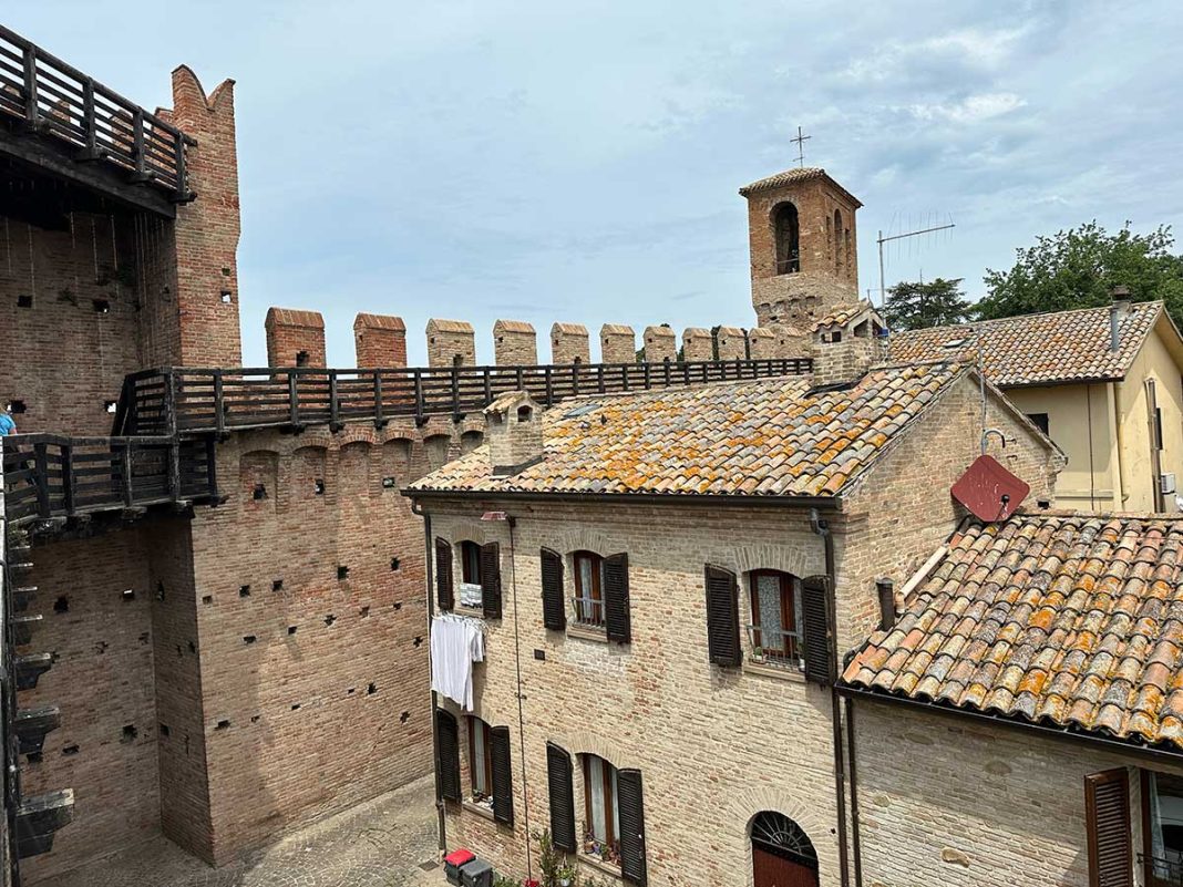 Castello di Gradara, visita tra leggende, giullari e Divina Commedia - Viaggiapiccoli