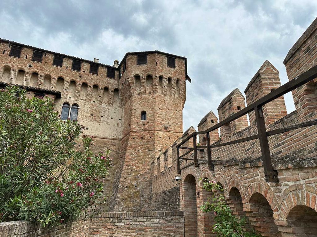 Castello di Gradara, visita tra leggende, giullari e Divina Commedia - Viaggiapiccoli