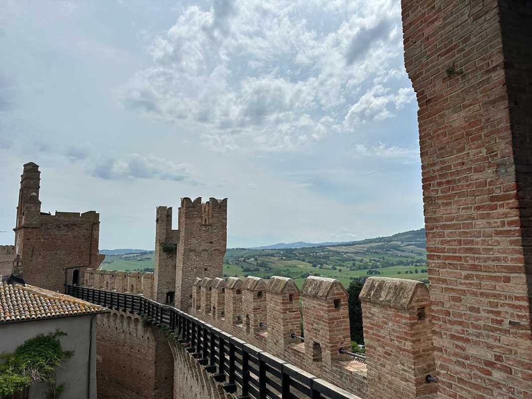 Castello di Gradara, visita tra leggende, giullari e Divina Commedia ...