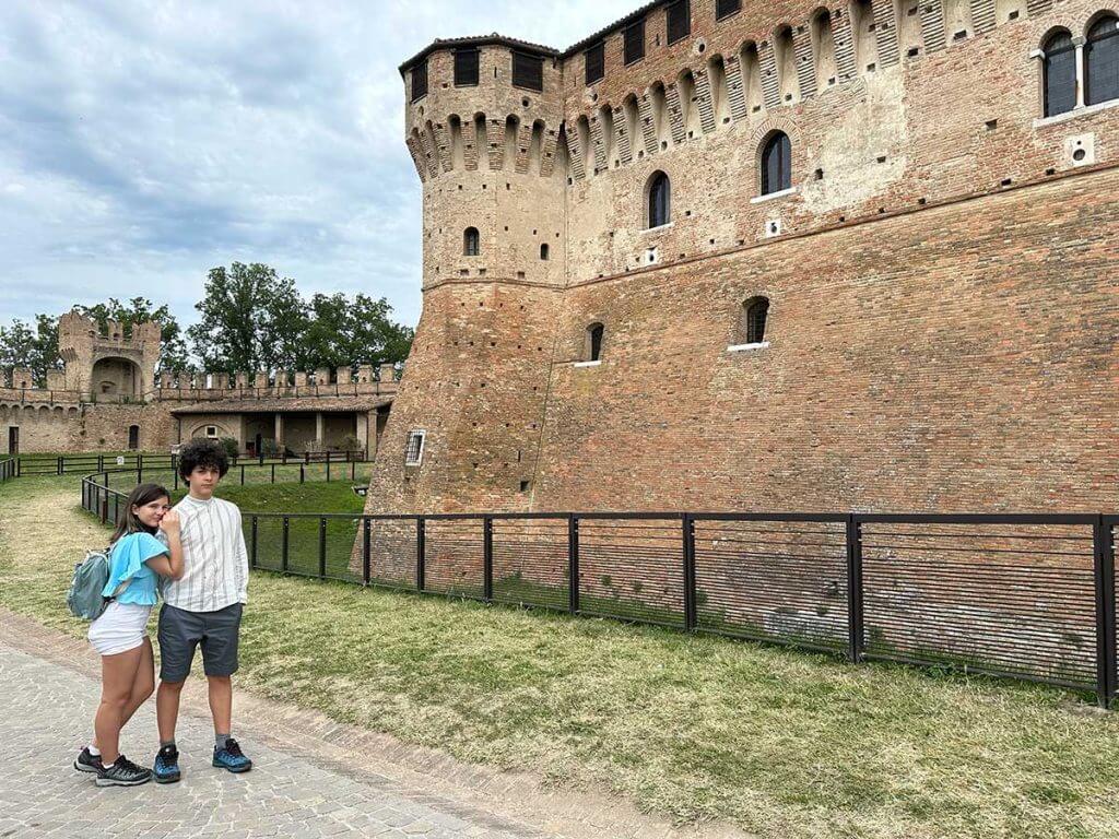 Castello di Gradara, visita tra leggende, giullari e Divina Commedia ...