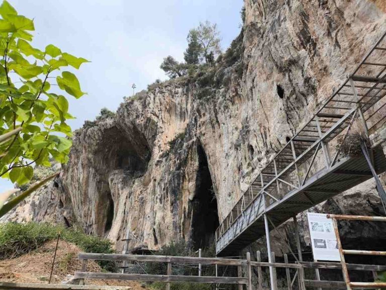 Grotte, archeologia e mare: la magia dei Balzi Rossi a Ventimiglia ...